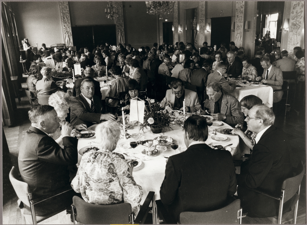 Yrjö Eklund med ryggen mot, åt höger Karl-Evert Svensson med fru från ...