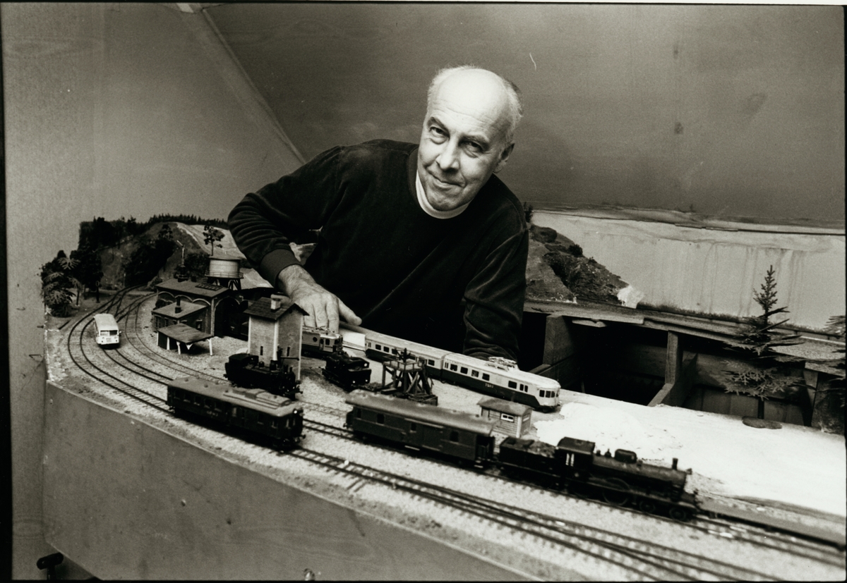 Läraren Bertil Söderholm visar upp sin modelljärnväg som han byggt med ...