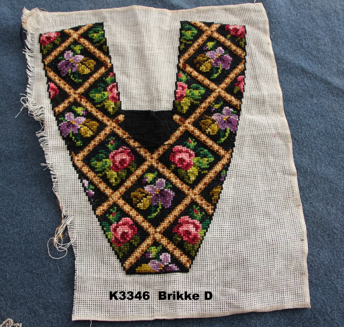 Brikker og broderier - Lillesand by- og sjøfartsmuseum / DigitaltMuseum