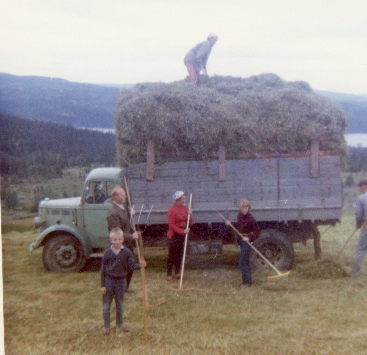 Forkøyring med lastebil frå Røddalen 1966. Lastebilen er ein Bedford ...