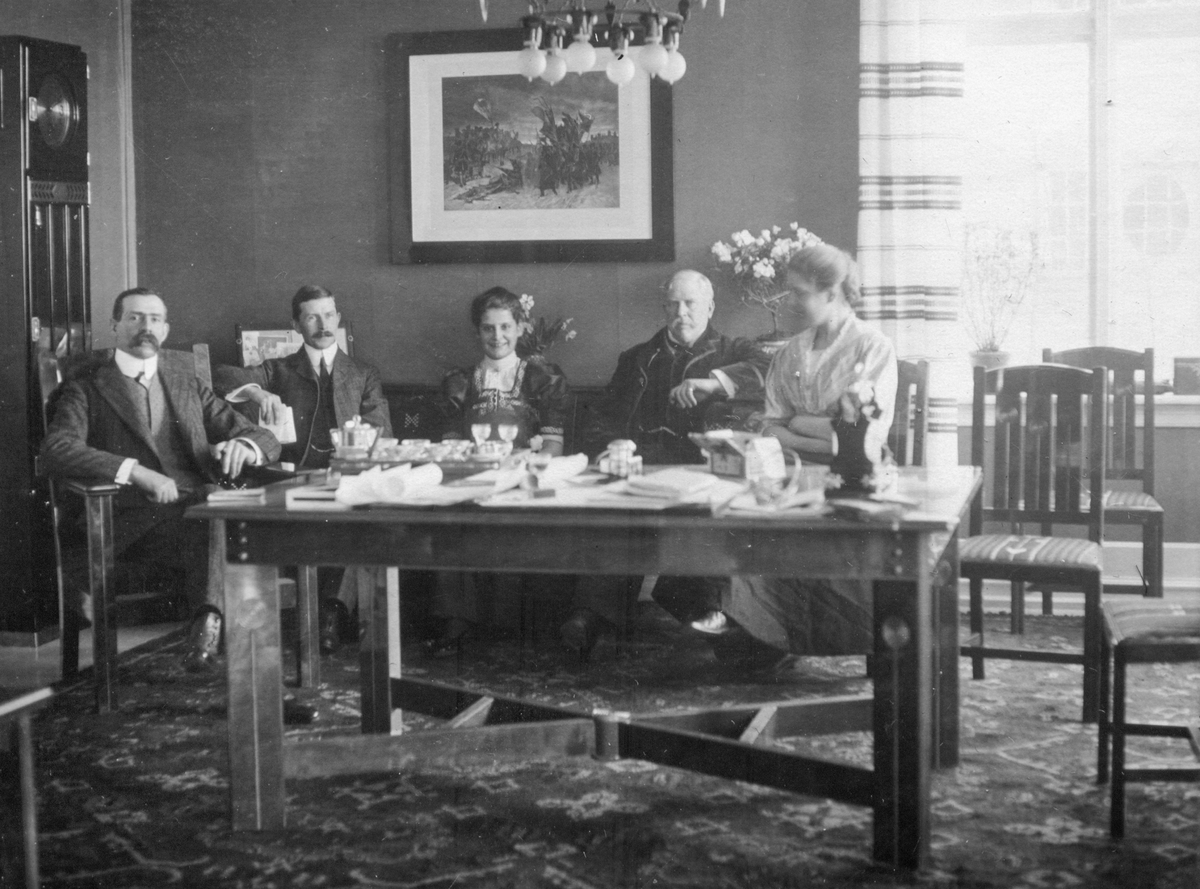 Otto Witt med dotter Leonie og søsken i ei stove. - Kraftmuseet ...