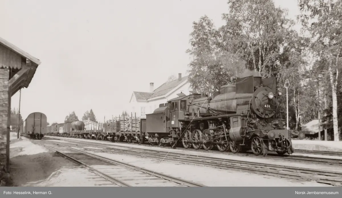 Damplokomotiv type 26c nr. 436 med godstog til Hamar på Rena stasjon ...