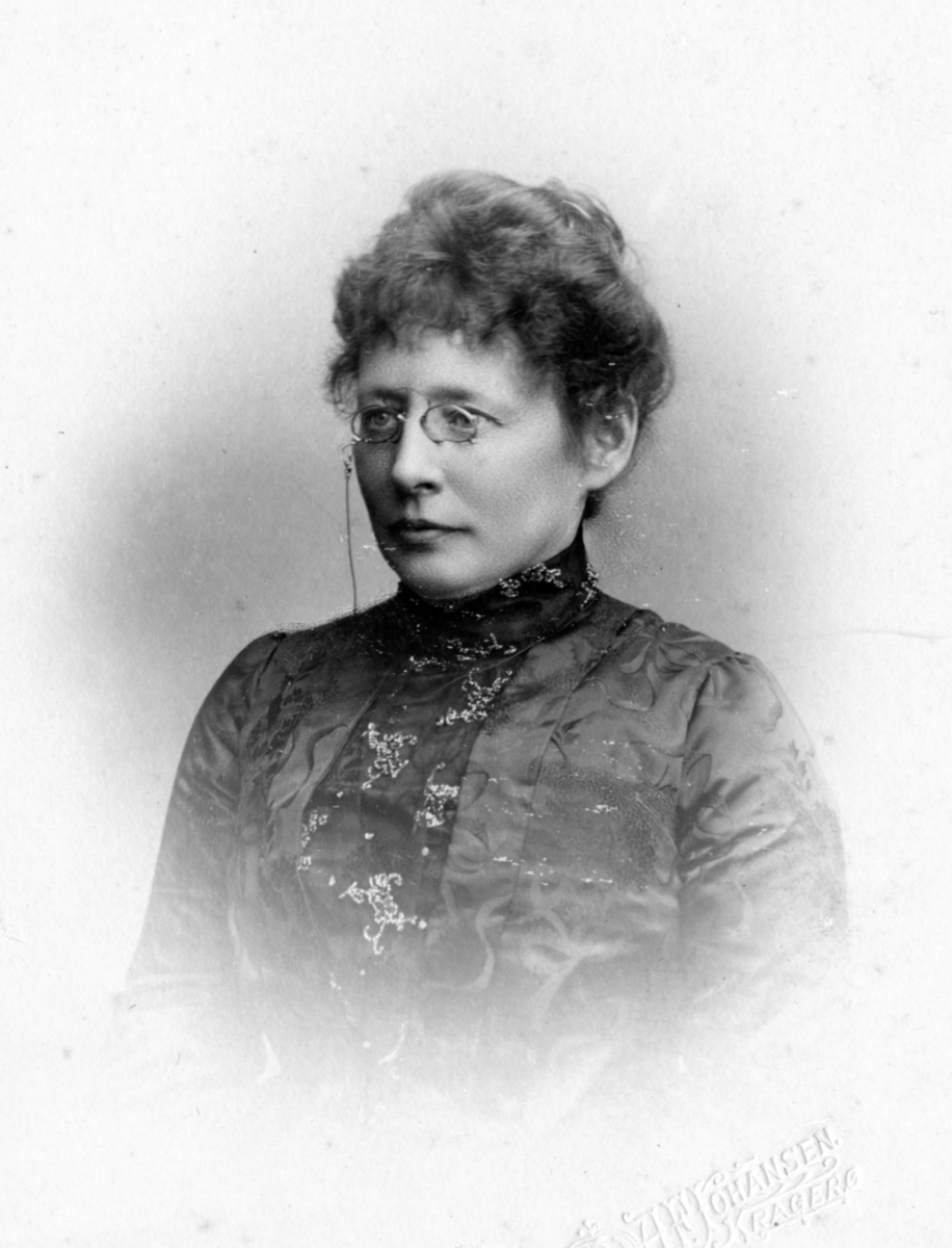 Claudia Schweigaard med lorgnett og silkebluse - Telemark Museum ...