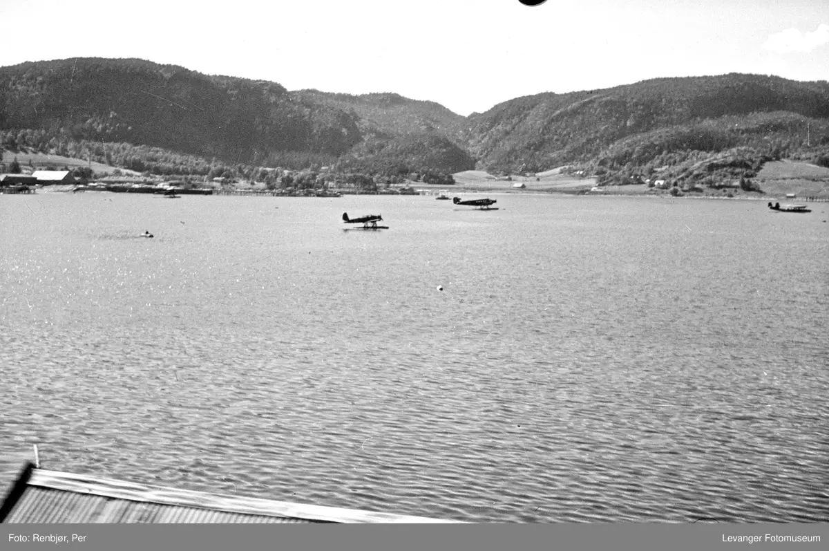 Tyske fly i Åsenfjorden) - Levanger Fotomuseum / DigitaltMuseum