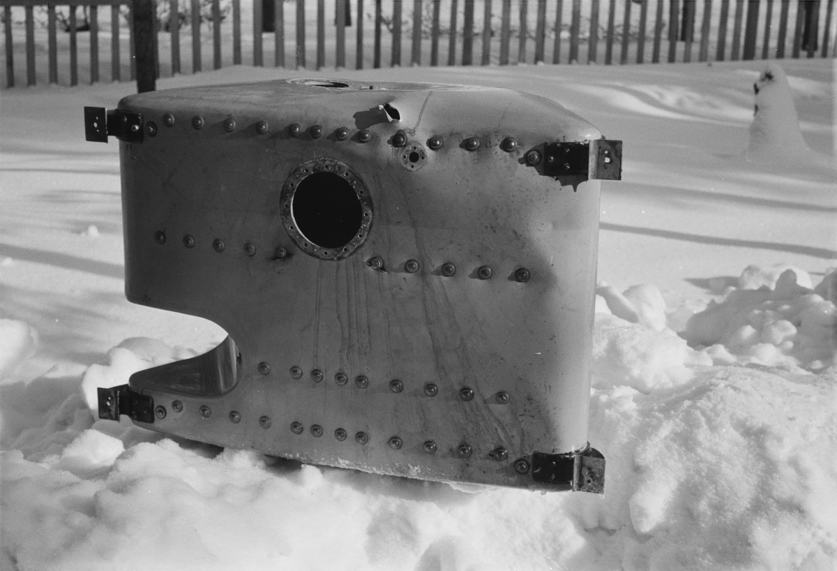 Kulhål i vingtank på Gloster Gladiator gul J, efter beskjutning i ...
