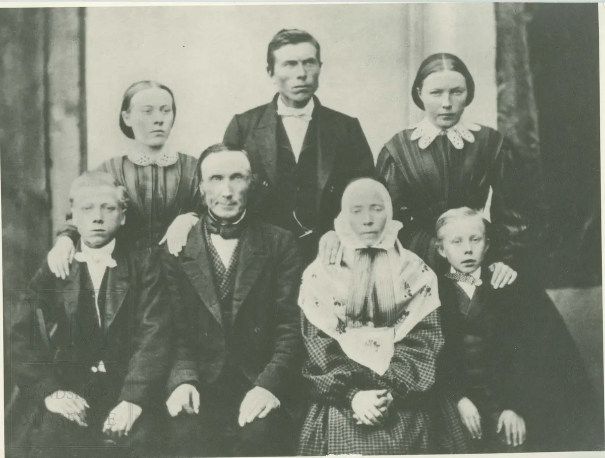 Familiebilde Hole. Iver Andersen og Marte Nilsdatter og deres barn ...