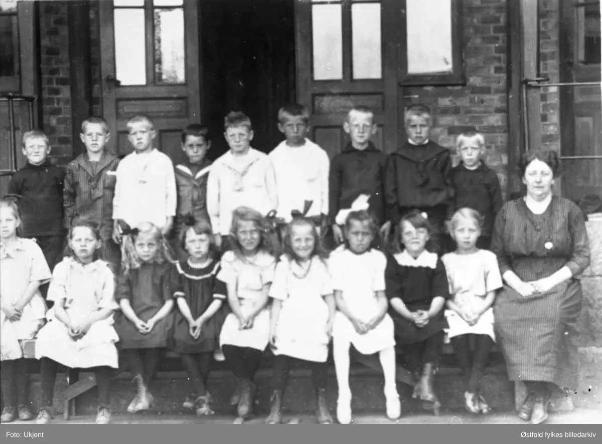 Greåker skole i Tune, elever og lærerinne Klara Pedersen 1924 ...