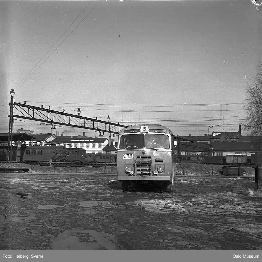Busstasjonen på sjøsiden av Østbanestasjonen. - Oslo Museum ...