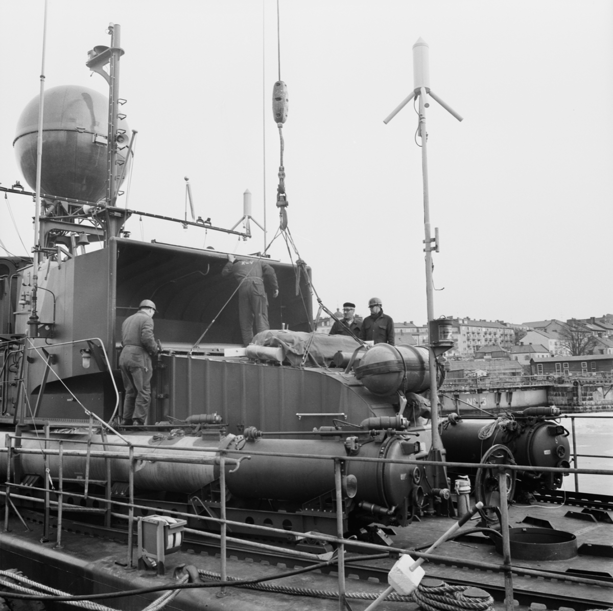 Lyft av motor från maskinrum på T 126 - Marinmuseum / DigitaltMuseum