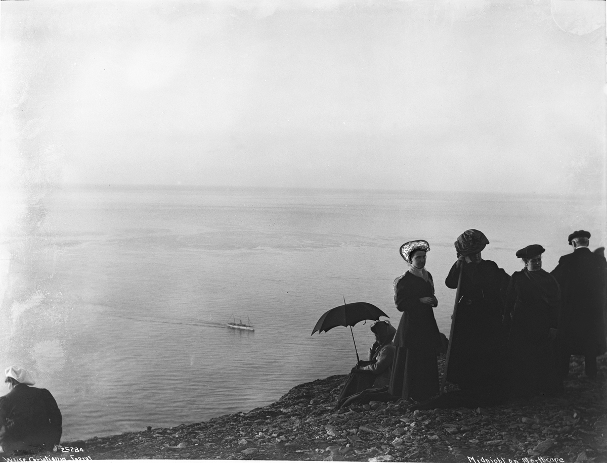 Prot: Midnat paa Nordkap - Norsk Folkemuseum / DigitaltMuseum