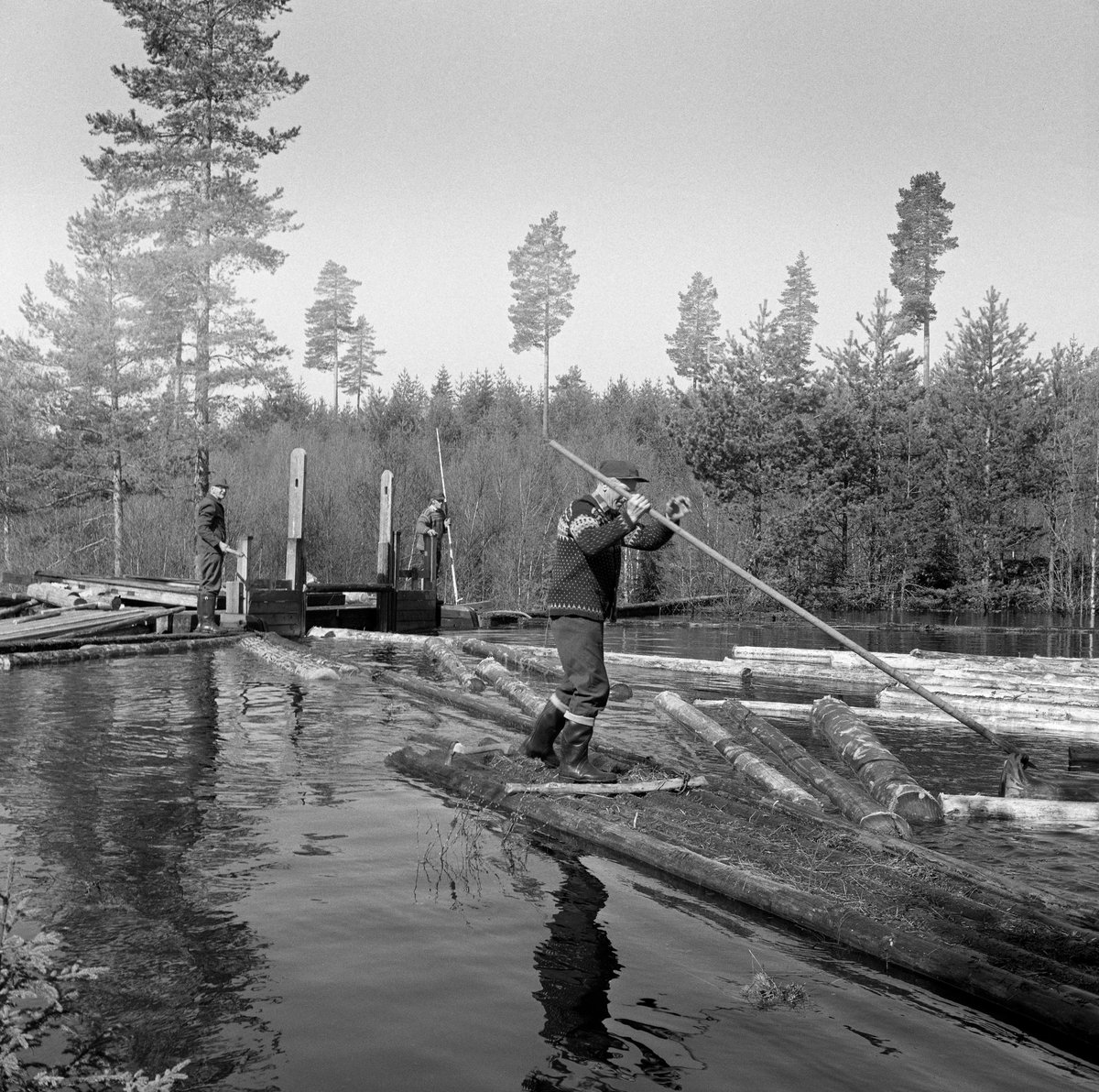 Inntak til tømmer-renne. Fløter med hake på flåte. Lukedam. Fløtingsdam ...