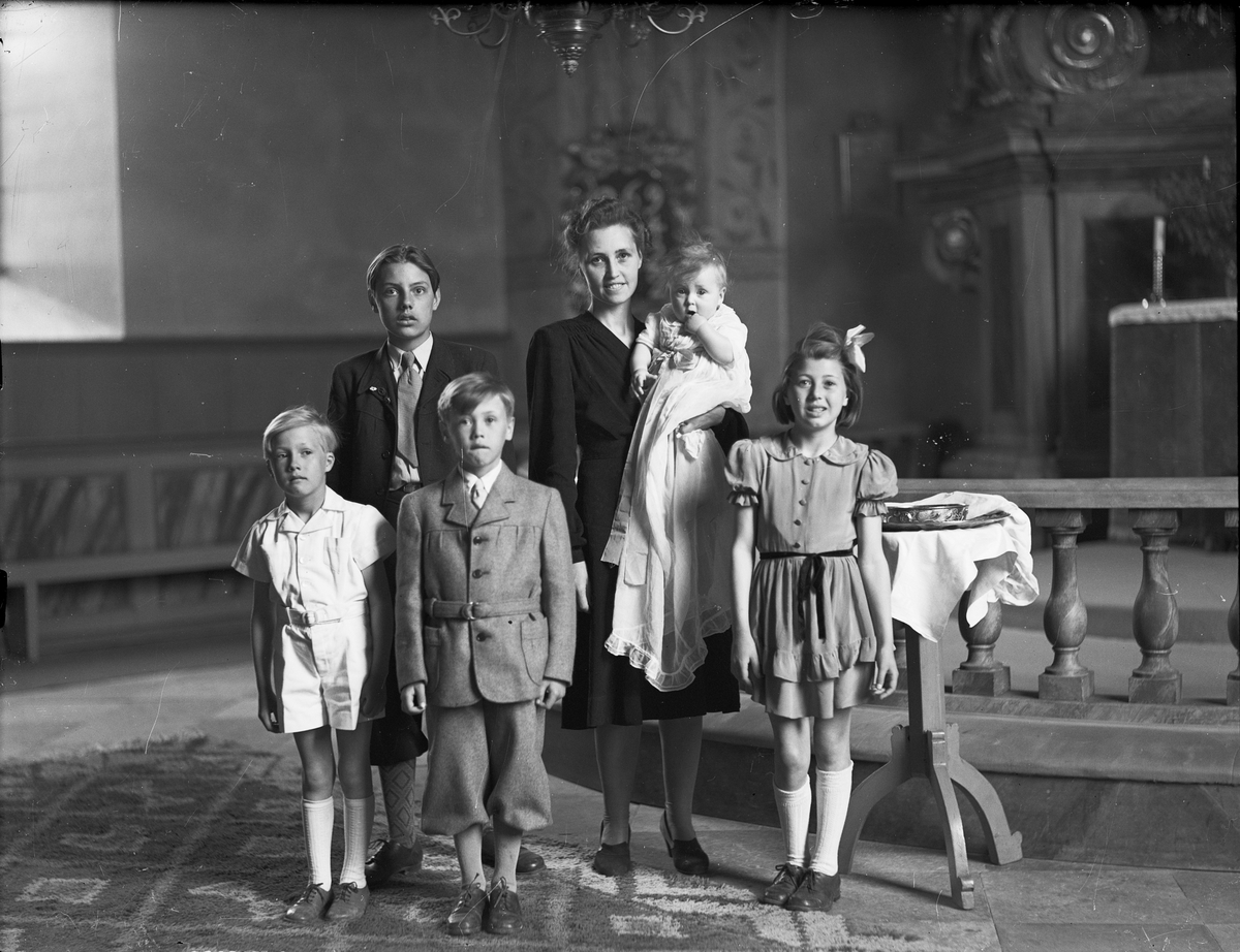Alice Olsson med barn, Börstils kyrka, Uppland 1953 - Upplandsmuseet ...