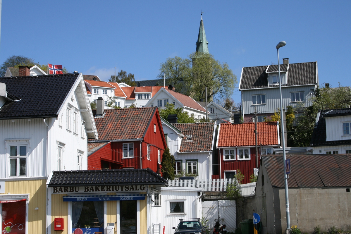 De sentrale strøk av strandstedet Barbu, med Barbu kirke øverst i ...