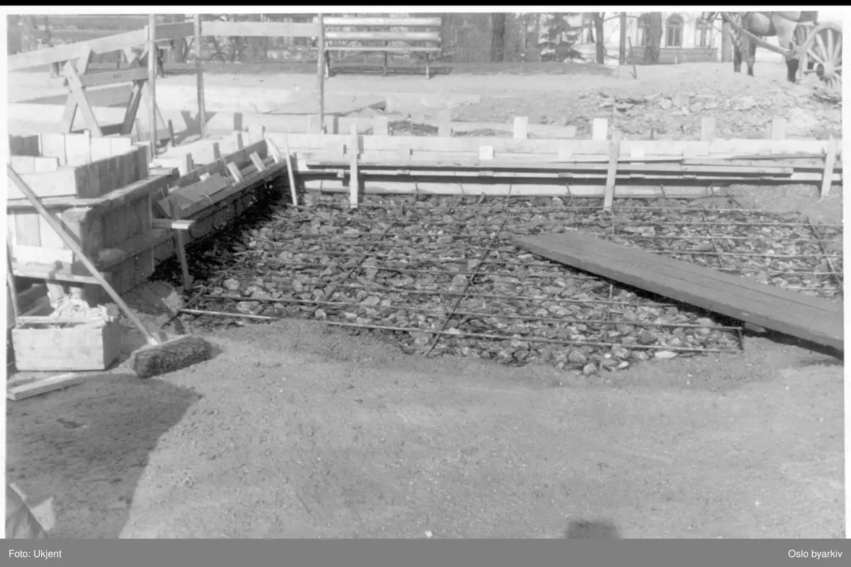 Opparbeidelse av vassedammen / lekeplassen på toppen av parken ...