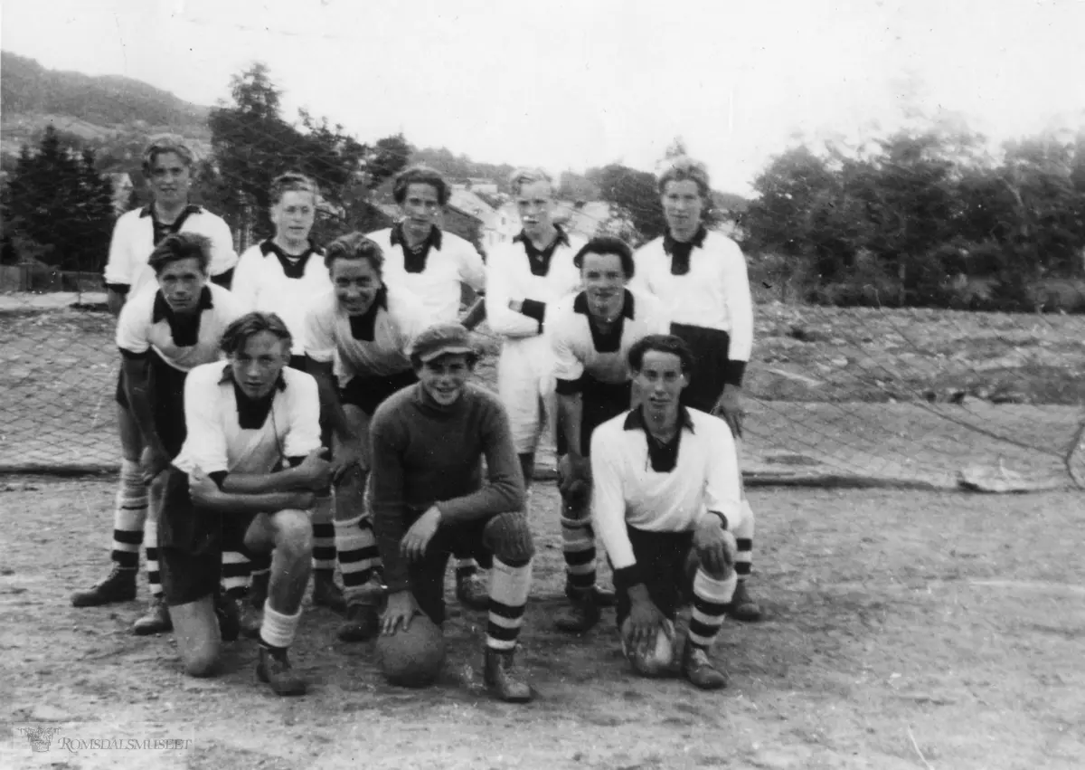 Juniorlaget Olymp i 1946, Bilde er tatt på Molde Idrettspark ...