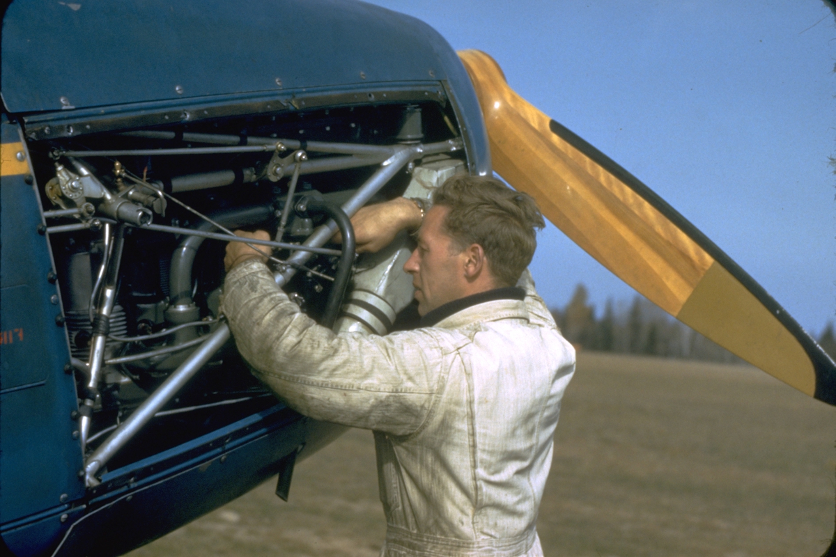 Overhaling av motoren i en Fairchild Cornell. - Forsvarets museer ...