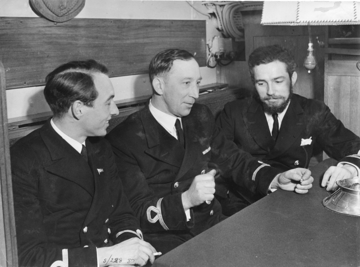 Offiserer på KNM Uredd slapper av i messa. - Forsvarets museer ...