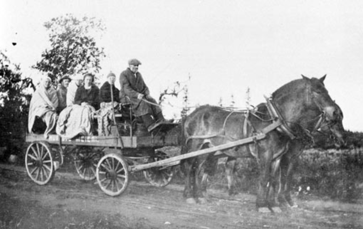 Hest med vogn, merket Helmer Huseby Meieri. Folk på vogna. Åstadalen. - Anno Domkirkeodden ...