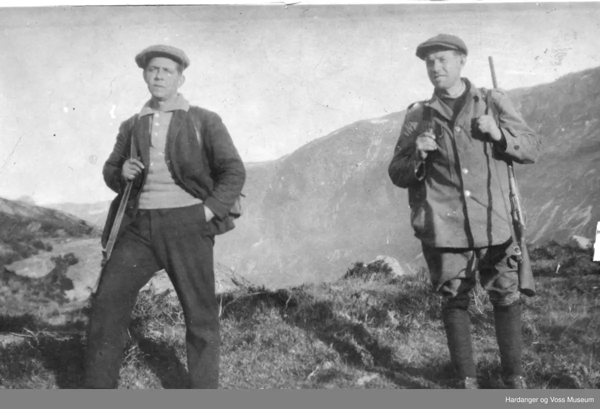 Jakob J. Svartveit og Severin J. Svartveit med gevær - Hardanger og ...