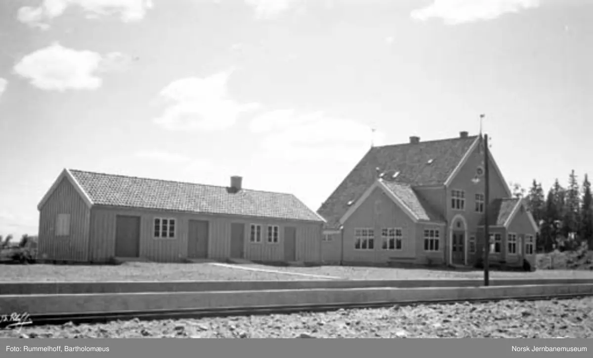 Hvalstad (nye) stasjon - Norsk Jernbanemuseum / DigitaltMuseum