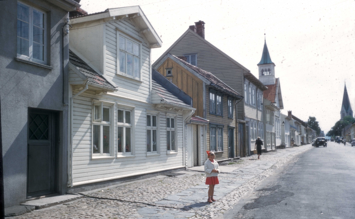 Bygate med trehusbebyggelse. - Norsk Folkemuseum / DigitaltMuseum