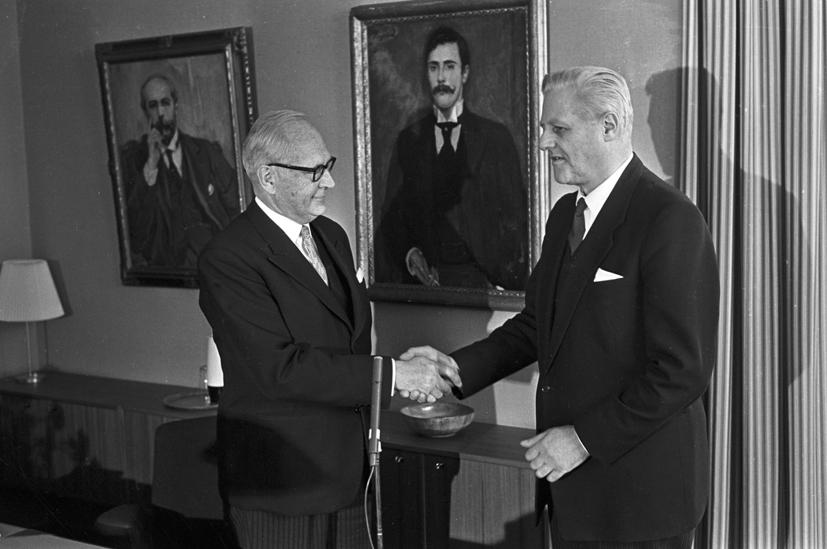 Serie. Regjeringsskifte med Per Borten som ny statsminister, foran ...