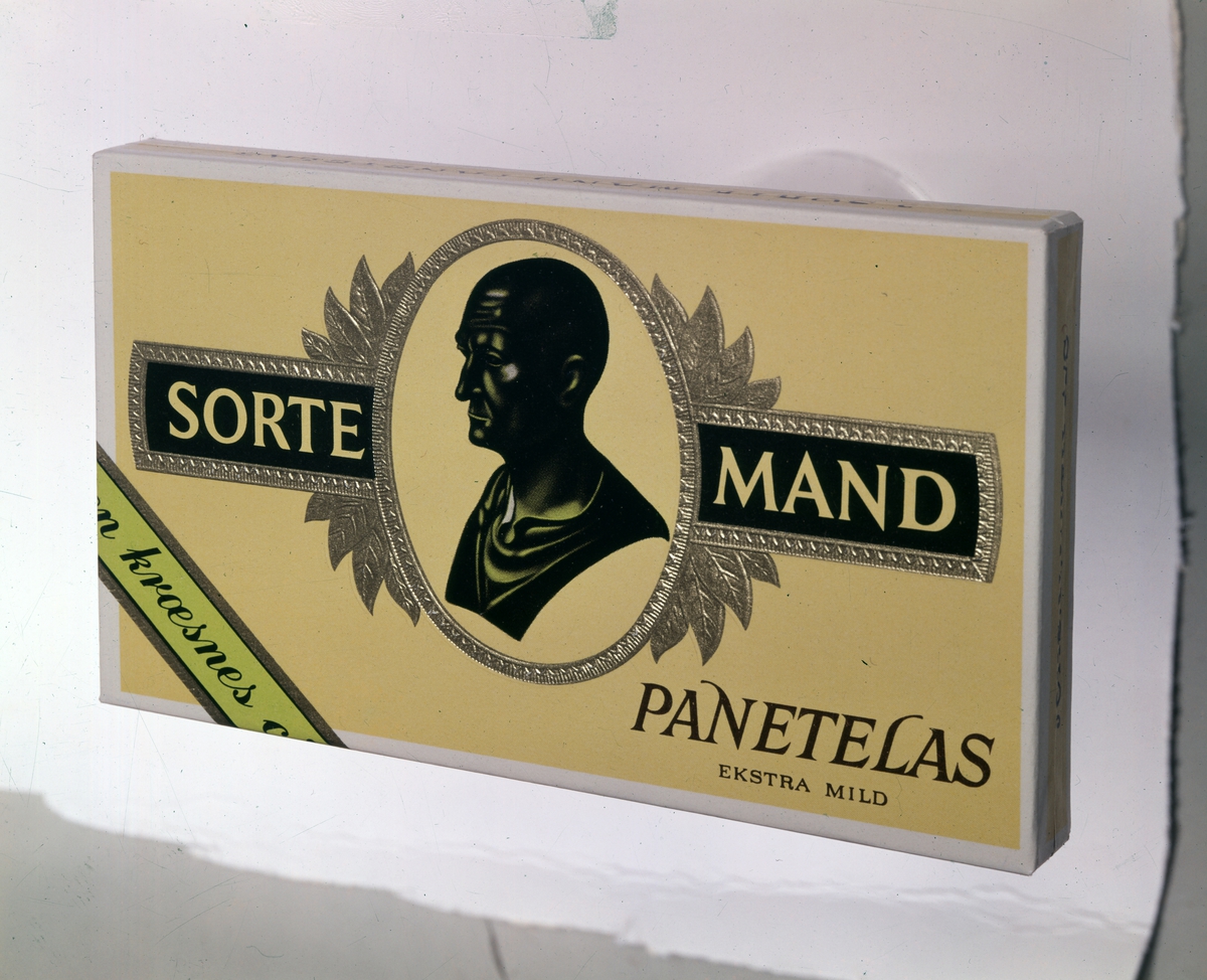 Reklamefoto for Sorte Mand Panetelas ekstra mild fra Johs. N. With ...