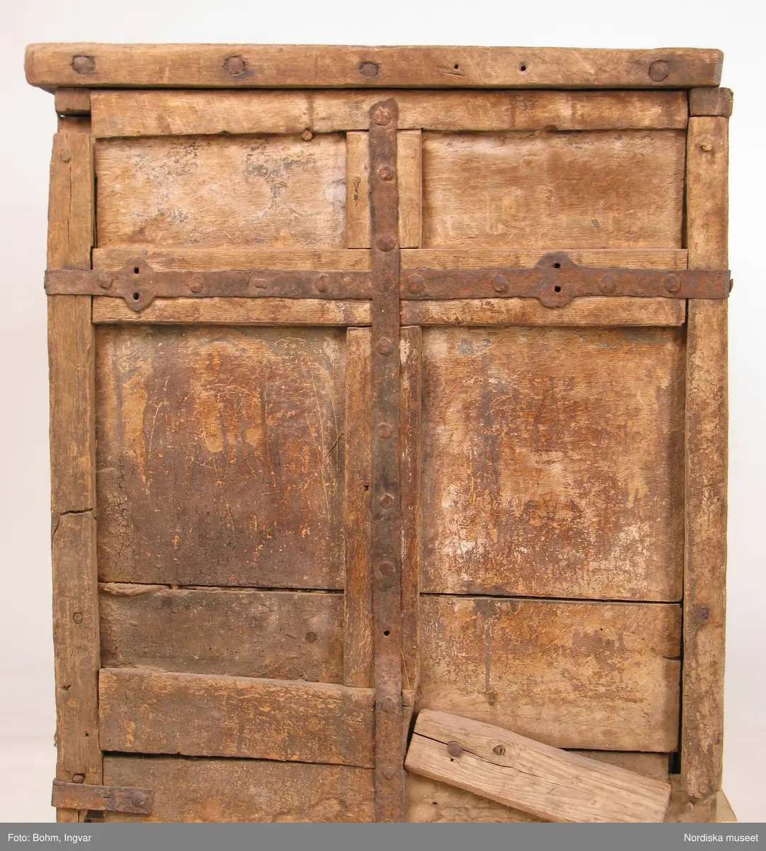 Kista med gotisk ornamentik från Fogdö kyrka, Södermanland. Inv.nr NM ...