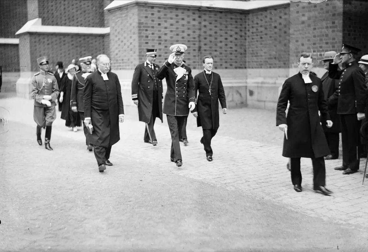 Kung Gustav V, ärkebiskop Erling Eidem med flera män utanför Uppsala ...