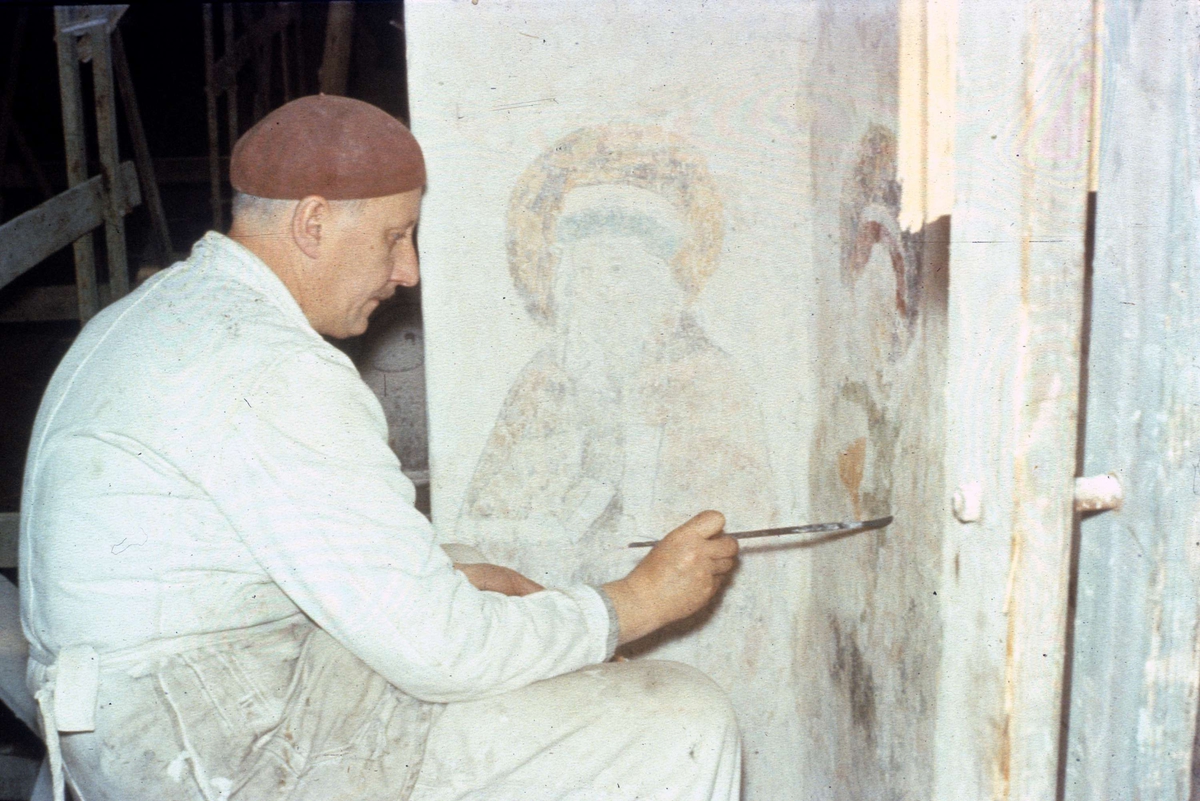 Konservator arbetar med kalkmålning i Danmarks kyrka, Uppland 1958 ...