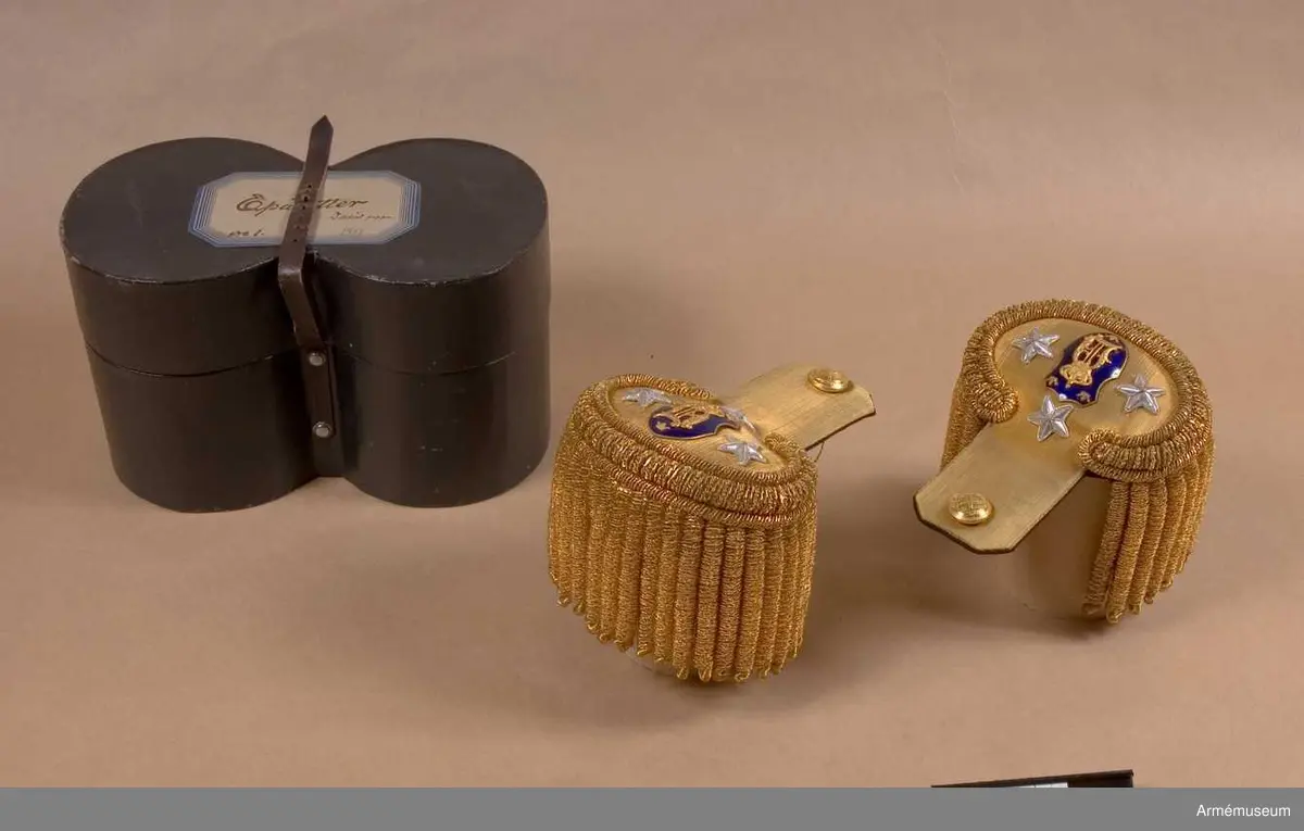 Epålett m/1816-45 - Armémuseum / DigitaltMuseum