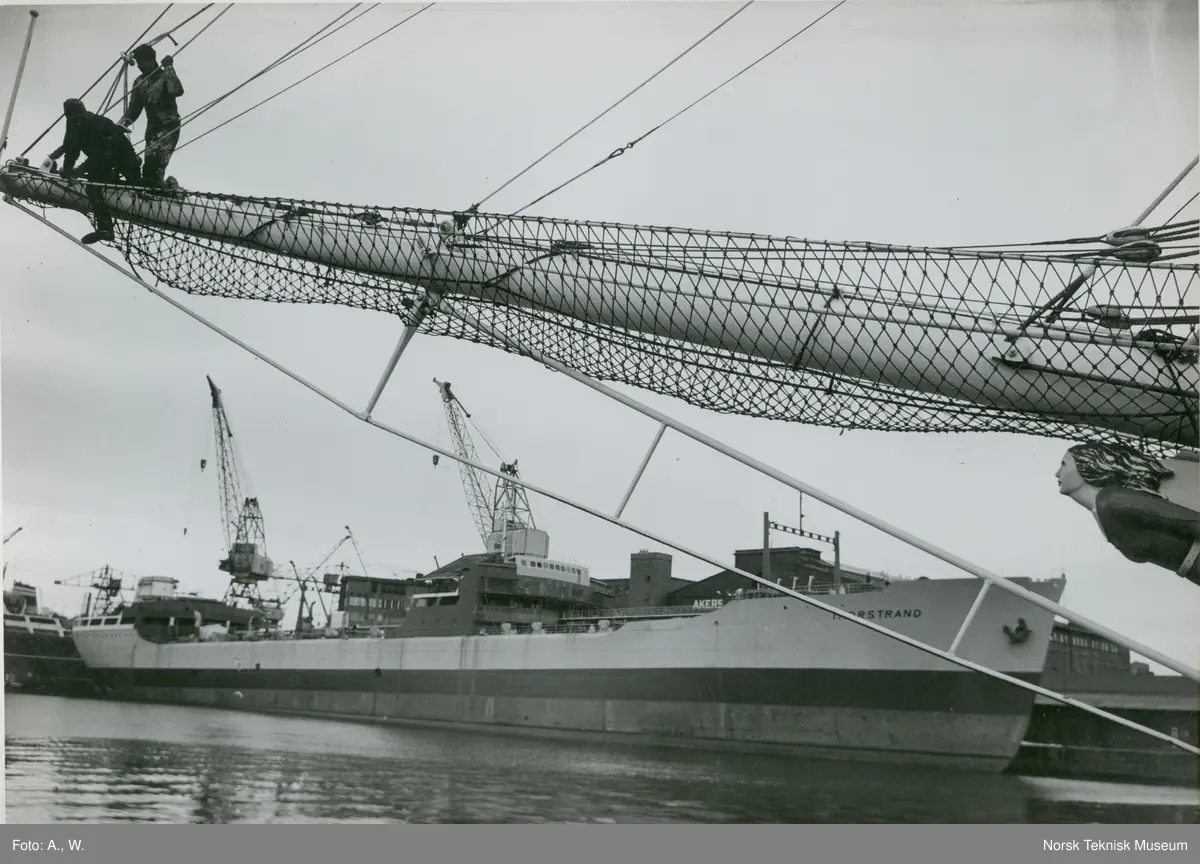 Tankeren M/S Thorstrand, B/N 526 (Stord Verfts B/N 45) under utrustning ...