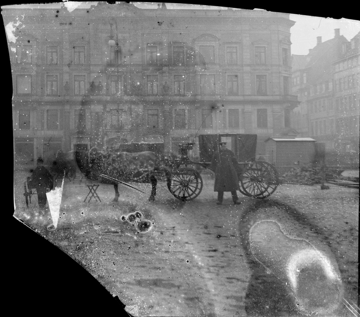 Vogner foran 4-etasjers bygning i ukjent by - Dalane Folkemuseum ...