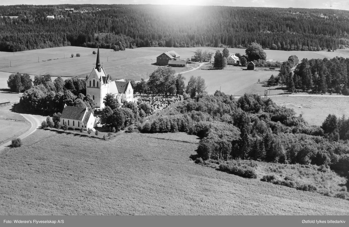Flyfoto av Eidsberg kirke 1951. - Østfold fylkes billedarkiv ...