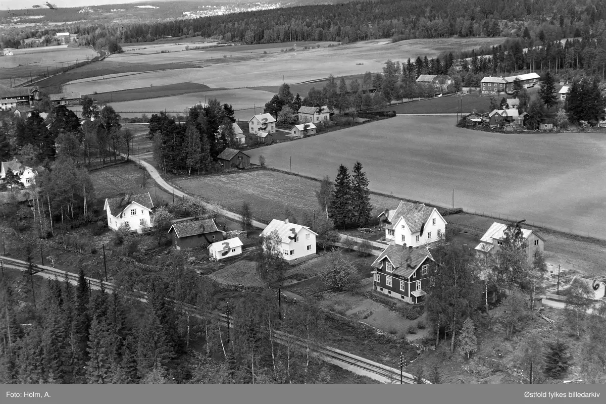 Ved Eidsberg stasjon i Eidsberg, flyfoto fra 27. mai 1957. - Østfold ...