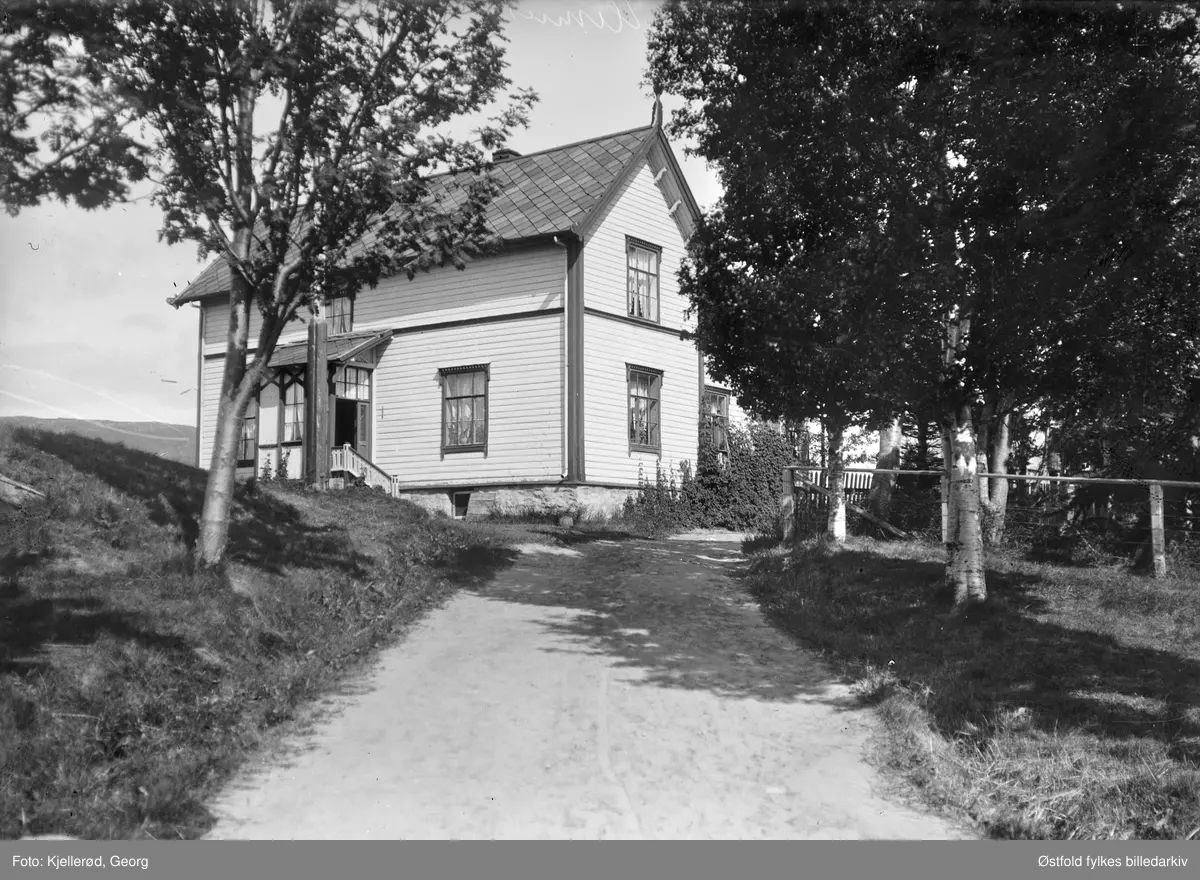 Hemnes prestebolig oppført rundt 1880, Hemnesberget i Nordland. I høyre ...