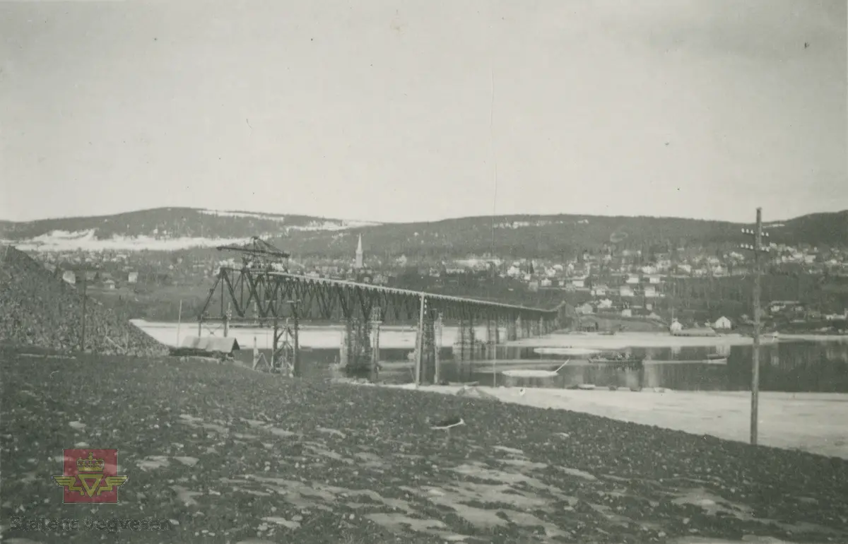 Vingnesbrua på Lillehammer under oppbygging i perioden 1930-1934 ...