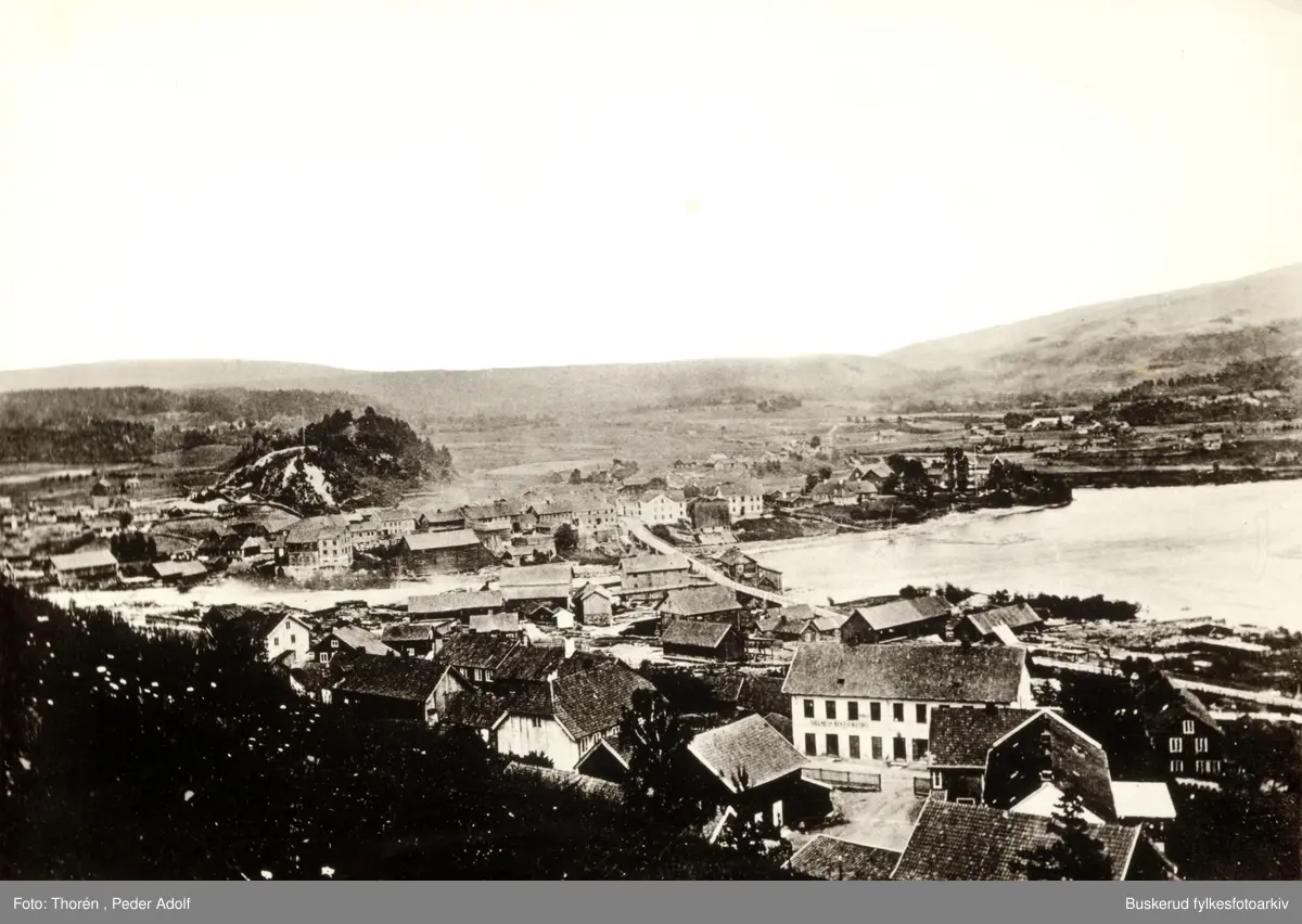 Hønefossen sett fra Helgeshaugen. Hønefossen med bebyggelsen på Øya og ...