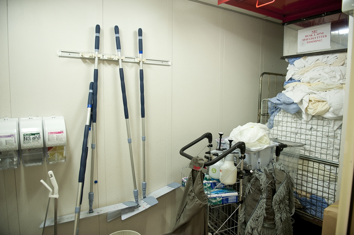 Valhall PH (Production & Hotel). Bøttekott og oppbevaringsplass for ...