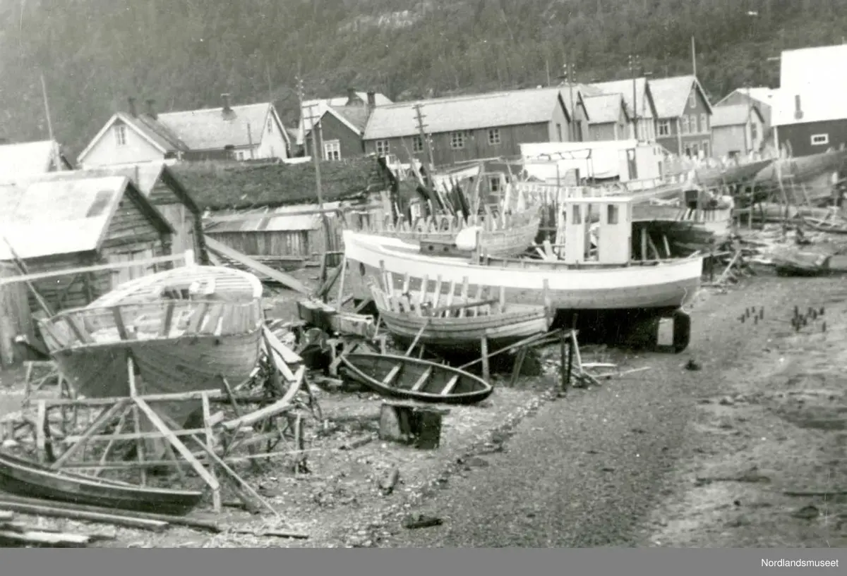 båtbyggeri på Rognan, båter under bygging Fiskeskøyter. Bebyggelse ...
