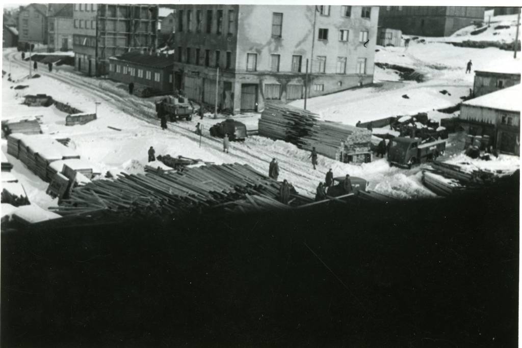 Narvik, Dronningens gate. Mimergården. På ruienen ved lastebilen bygget ...