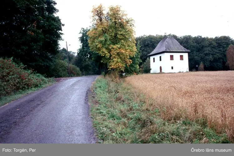 Fatbur från 1750-talet vid Boo slott. Denna förrådsbyggnad har även ...