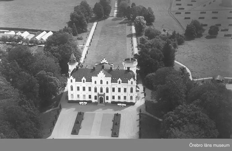 Flygfoto över Boo Slott. - Örebro läns museum / DigitaltMuseum
