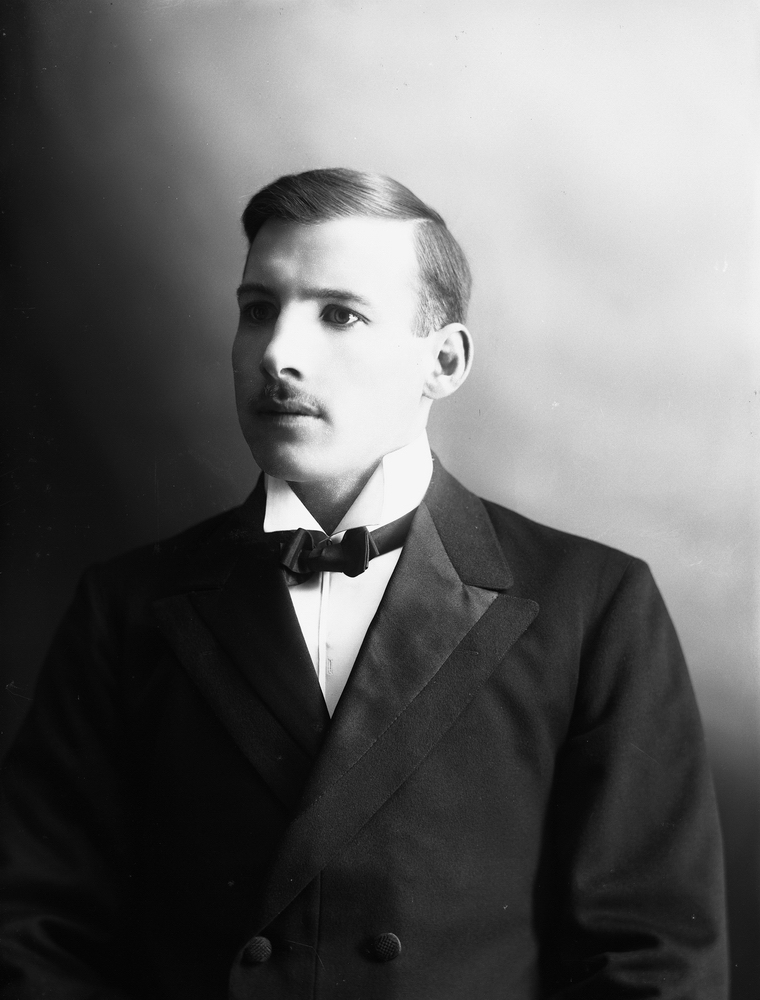 En man. Aron Hallberg, född 1887-11-12 i Ohio, USA, död 1969-12-24 i ...