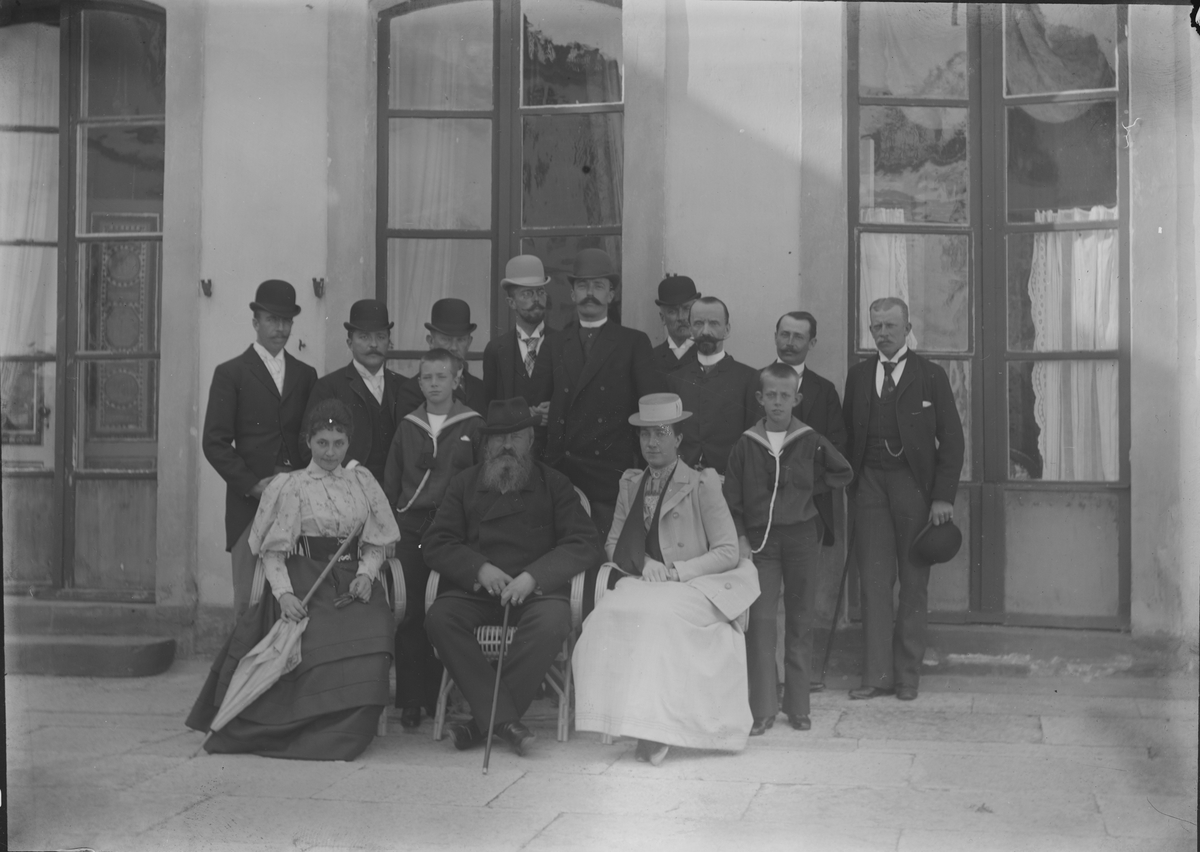 Drottning Victorias bilder. Gruppbild med drottning Victoria och Gustaf ...