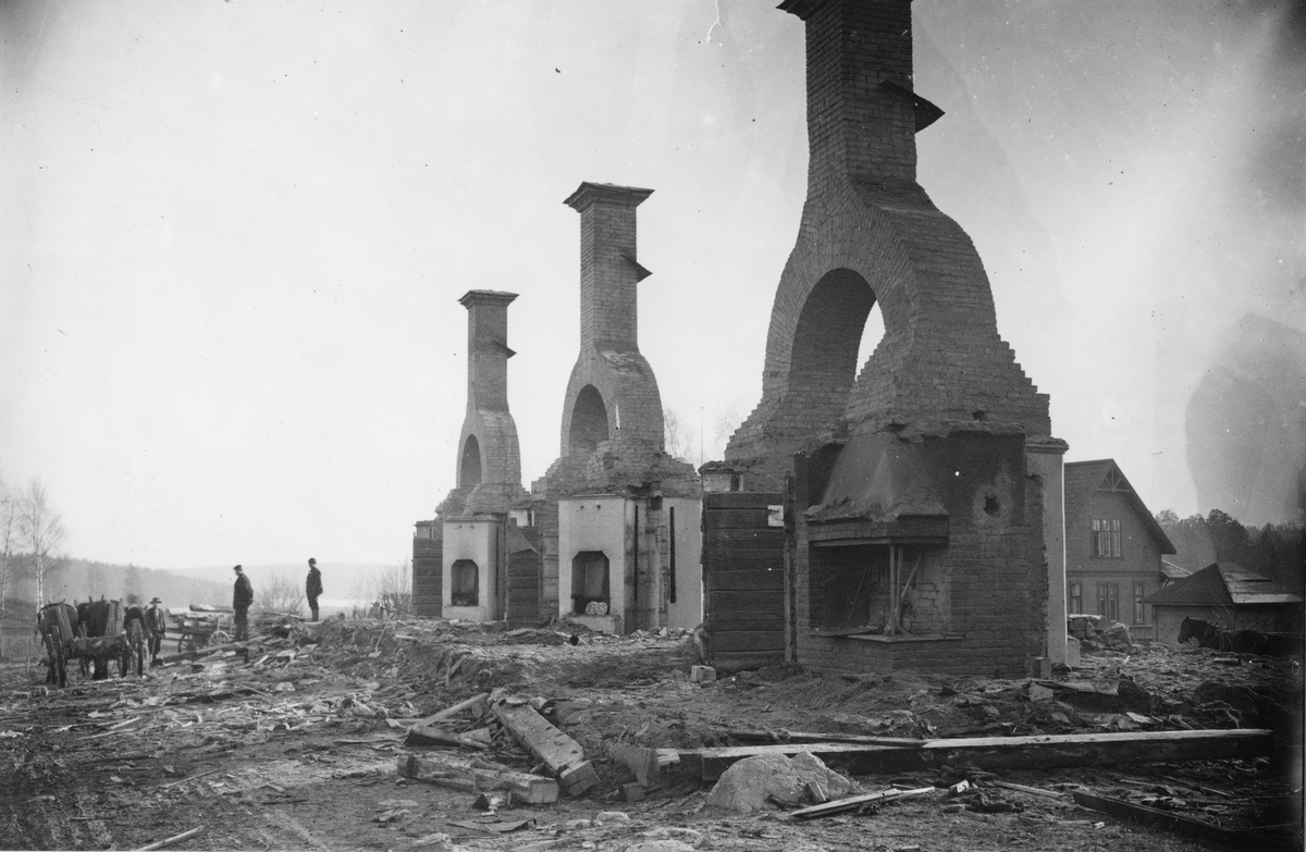 Fagersta Bruk. Skorstenar från "Nybygget", byggt 1885, rivet 1910 ...