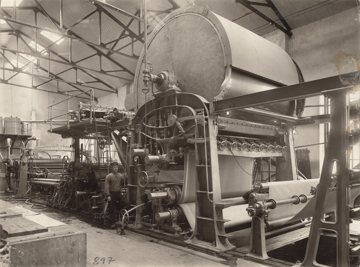 Pappersmaskin vid Koppoms pappersbruk. Maskinen levererades 1912 av ...