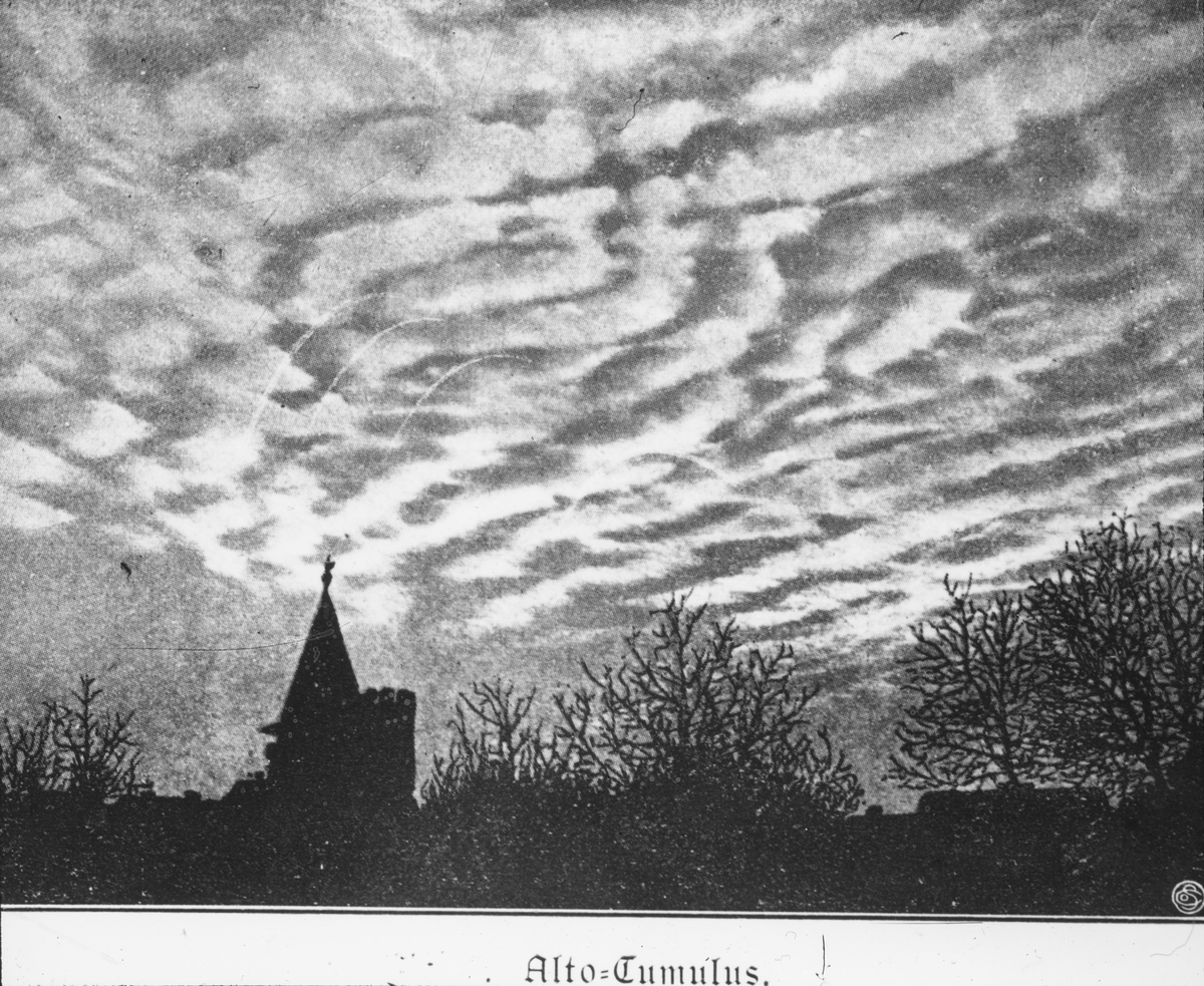 Skioptikonbild med motiv rörande olika typer av moln. Moln. Atto ...