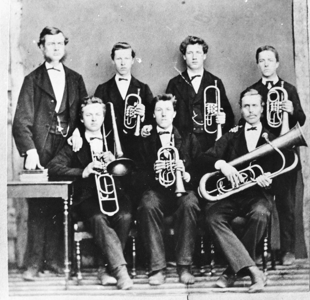 Gruppebilde, Hølandsmusikere, ca. 1880. Foran til venstre: Simen Klava ...