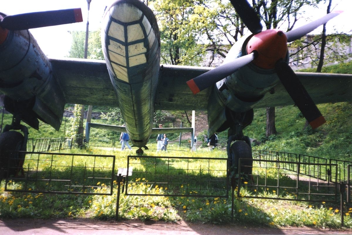 Landskap. Et tomotors propellfly står parkert. Dette er ett av ...